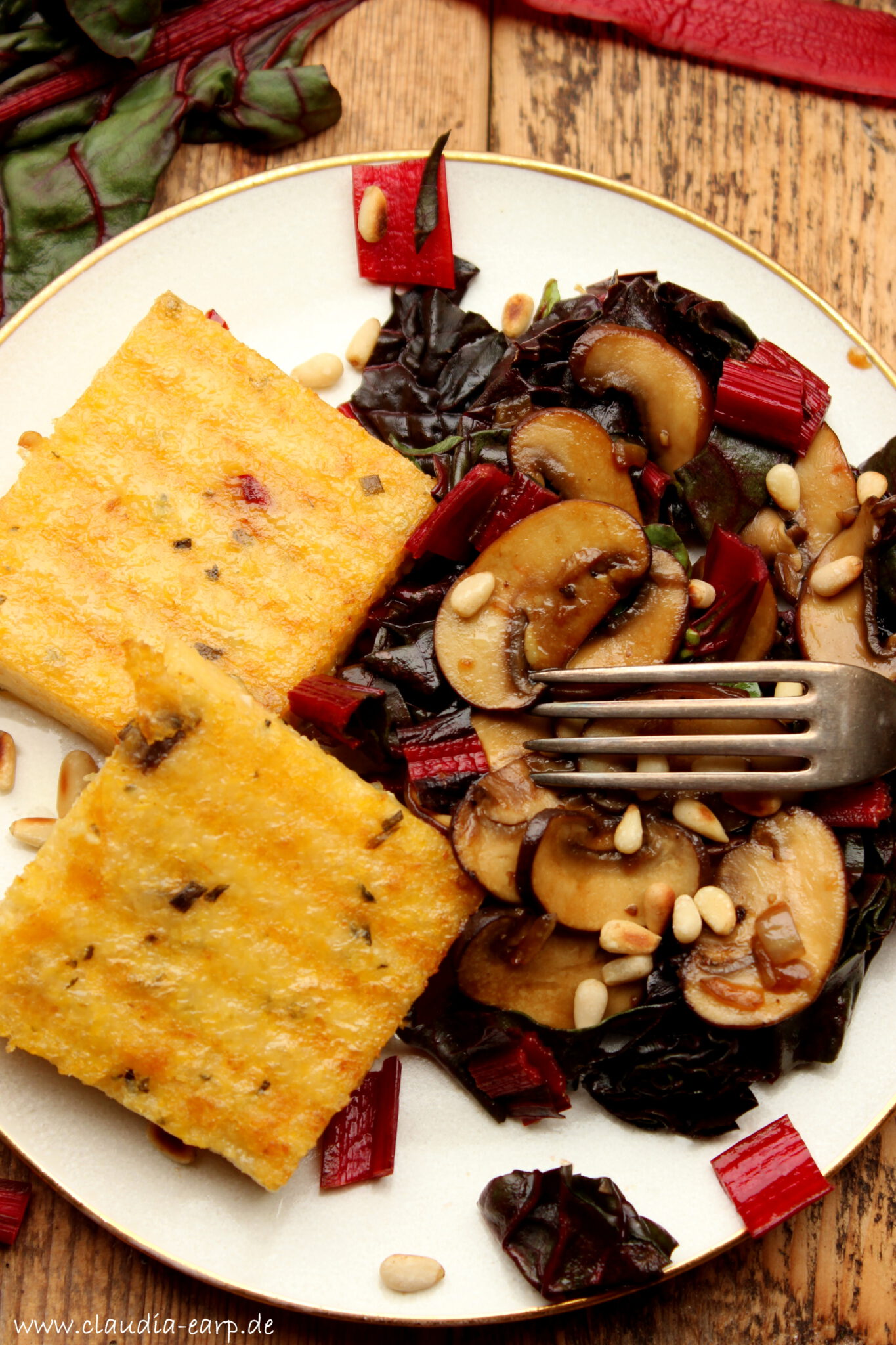 Gebratene Polenta mit rotem Mangold und Pilzen