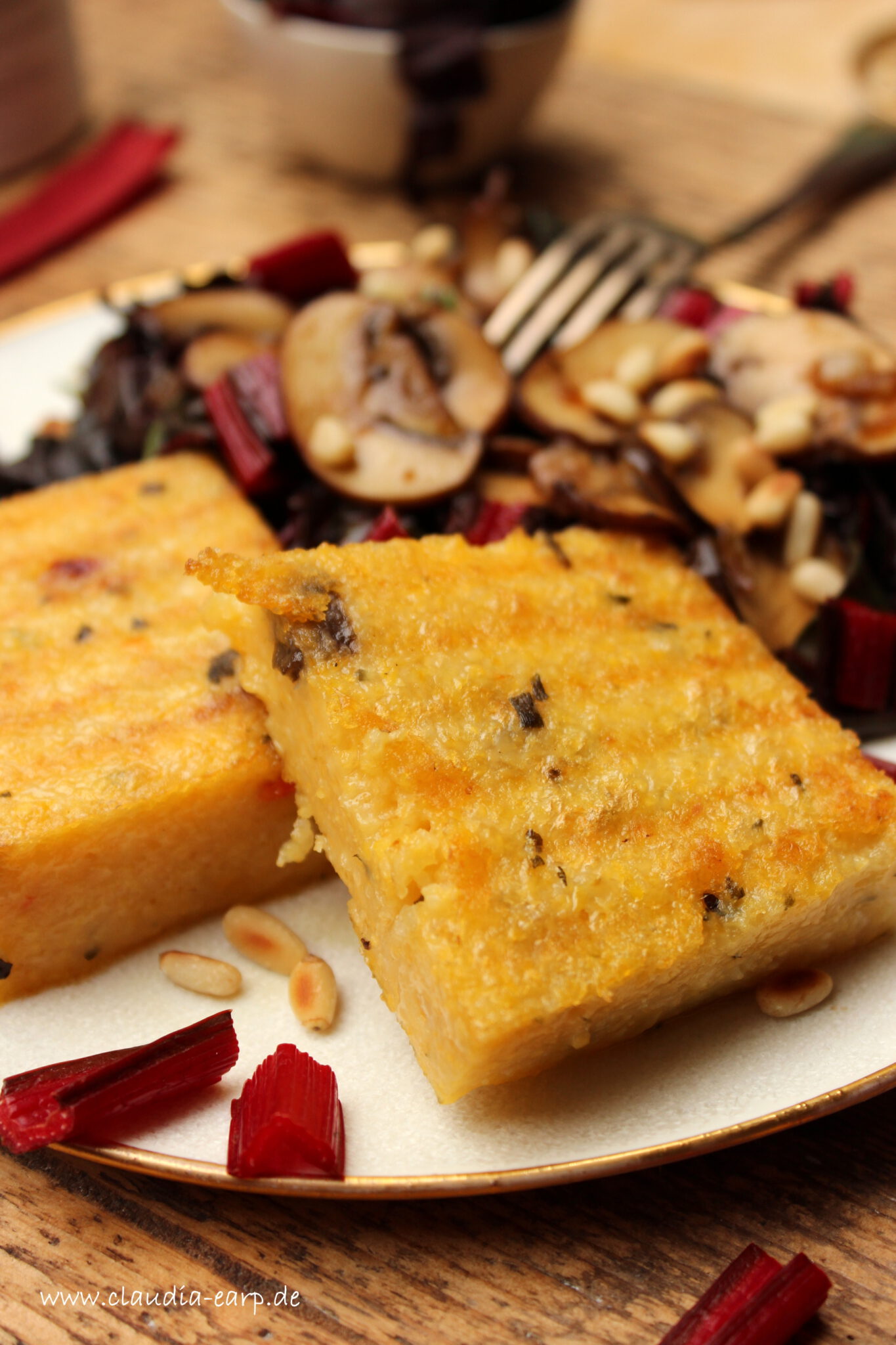 Gebratene Polenta mit rotem Mangold und Pilzen