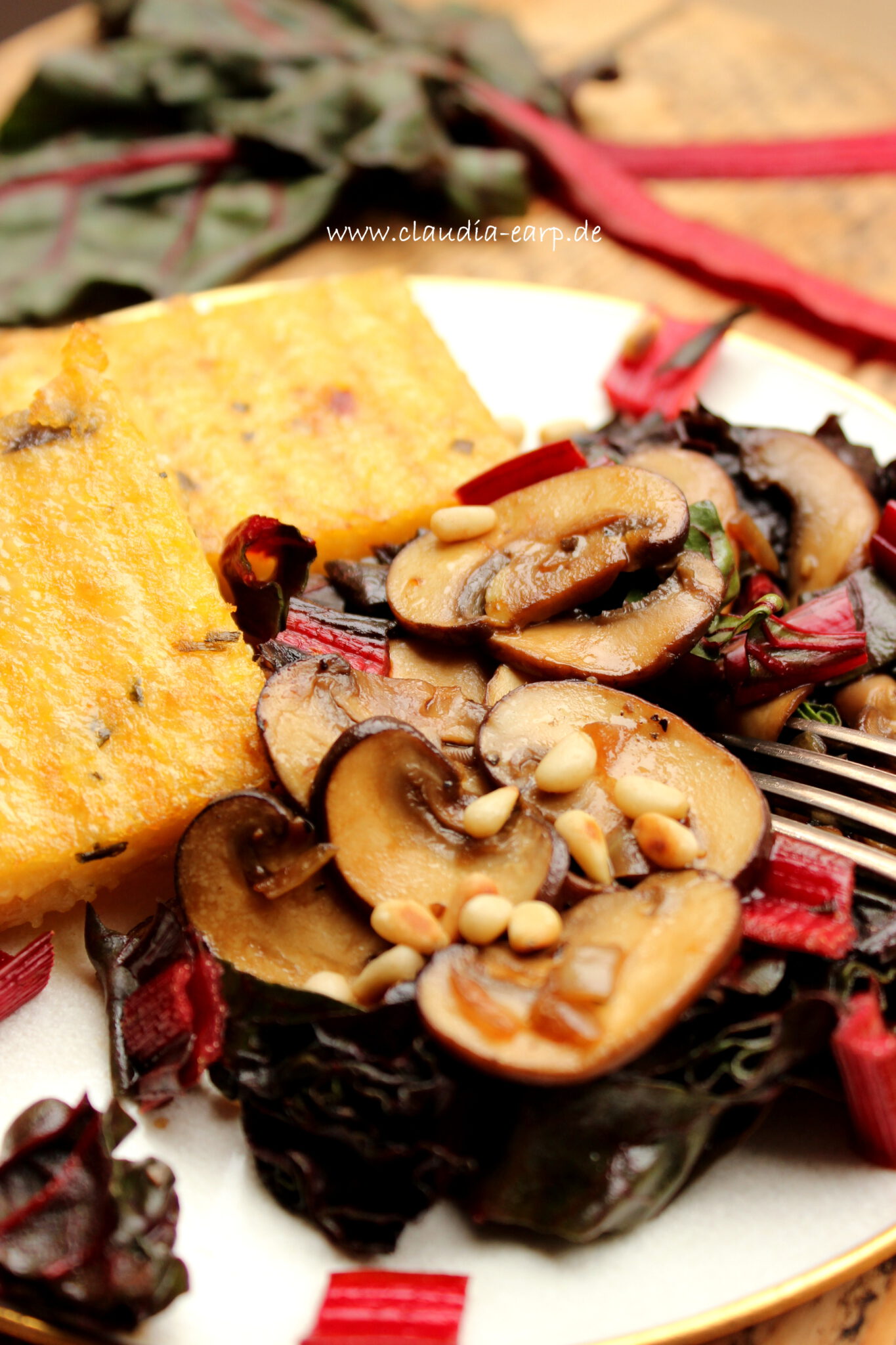 Gebratene Polenta mit rotem Mangold und Pilzen
